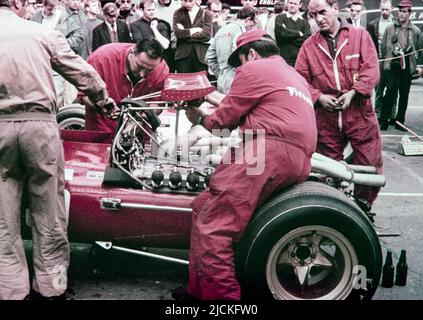 I meccanici Ferrari lavorano sulla 312 B2 di Jacky Ickx nel paddock di ...