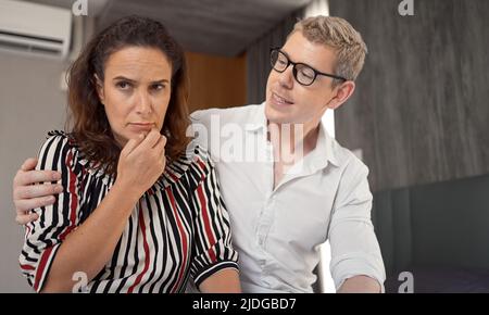 Il marito consola la sua tragica moglie con la depressione nella camera ...