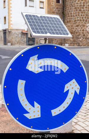 Segnale della rotatoria alimentato da pannello solare. Segnaletica ...