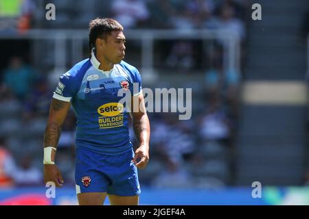 Ken Sio n. 2 dei Salford Red Devils è detenuto da Ethan Havard n. 16 ...