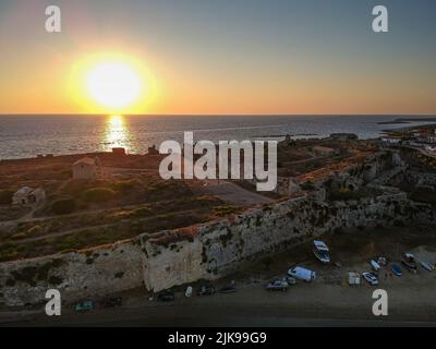 Vista aerea sul Castello di Methoni e sulla città fortificata. Il suo ...
