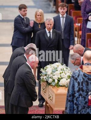 La vedova di Harry Gration Helen Chene (cenrtre) con i figli Harvey ...