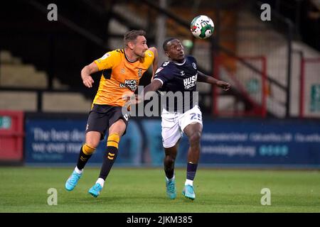 Brandon Haunstrup di Cambridge United batte per il possesso della palla ...