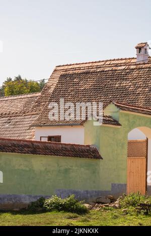 Vista del pittoresco villaggio Viscri in Romania. Dipinte vecchie case ...
