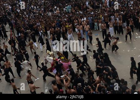 Lahore, Punjab, Pakistan. 9th ago 2022. I lutto musulmani sciiti pakistani si autoflagellano ...