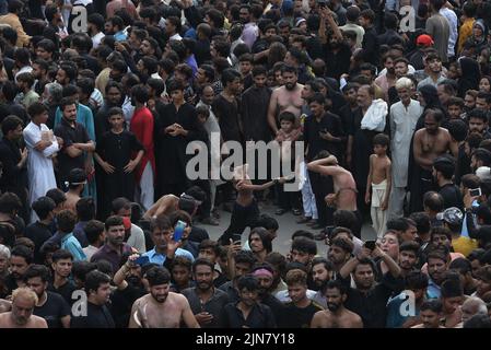 Lahore, Punjab, Pakistan. 9th ago 2022. I lutto musulmani sciiti pakistani si autoflagellano ...