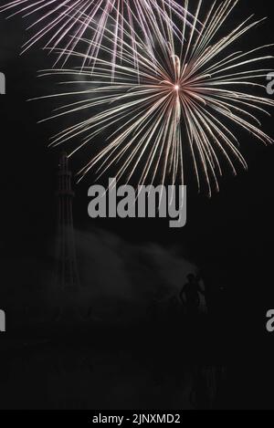 Un'emozionante vista mozzafiato dei fuochi d'artificio a Minar-e-Pakistan, il Parco Grande Iqbal ...