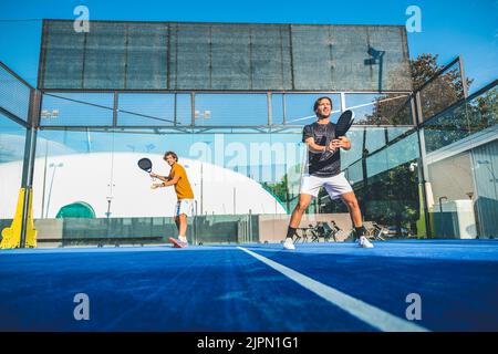 padel tennis giocatori in azione durante una partita outdoor Foto stock ...