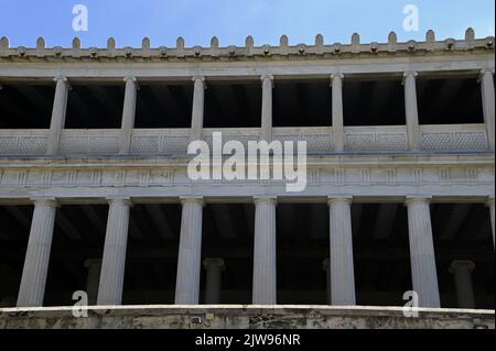 Veduta esterna panoramica della tipica Stoa di Attalos, periodo ...