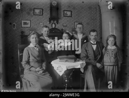 La famiglia Karl Johan Östergren (fotografo) con la moglie Lovisa ...