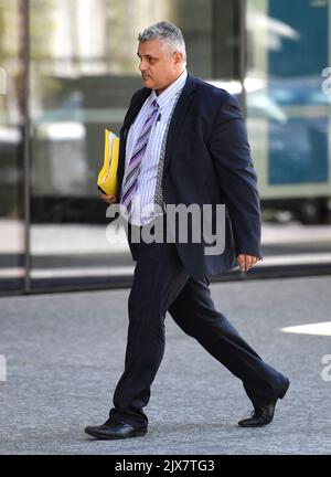 Sam Iskander, avvocato che agisce per Clive Mensink, è visto alla Corte ...