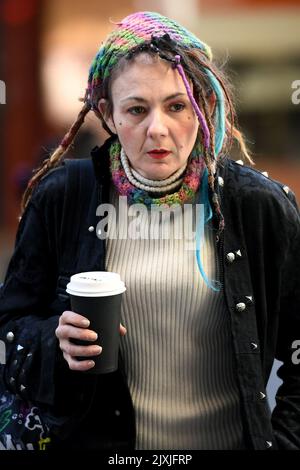 La vittima dell'attacco Axe Sharon Hacker lascia il sito dopo aver dato ...