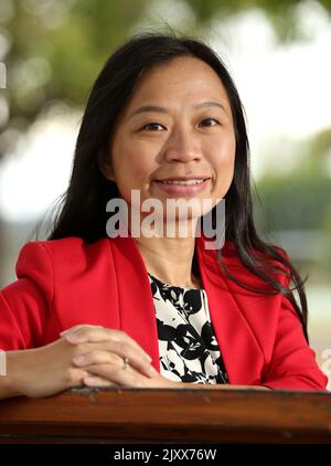 Il candidato al lavoro per Chisholm Jennifer Yang (centro) saluta un ...
