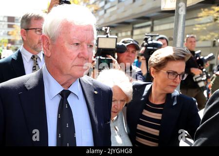 Denis Glennon (al centro), padre di Ciara Glennon ha ritratto con sua ...