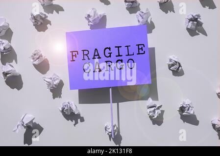 Cartello con la scritta fragile Cargo. Panoramica aziendale impugnatura ...