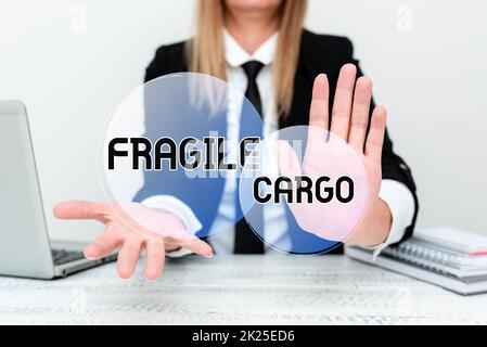 Cartello con la scritta fragile Cargo. Panoramica aziendale impugnatura ...