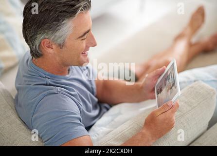 La compressa si raffredda. Scatto di un bel uomo maturo utilizzando un ...