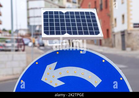 Segnale della rotatoria alimentato da pannello solare. Segnaletica ...
