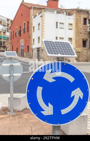 Segnale della rotatoria alimentato da pannello solare. Segnaletica ...