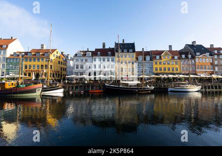 Copenaghen, Danimarca. Ottobre 2022. Le case colorate dei secoli 17th ...