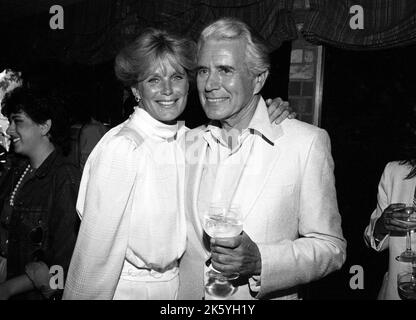 Linda Evans e John Forsythe al Family feud All-Star cocktail speciale ...