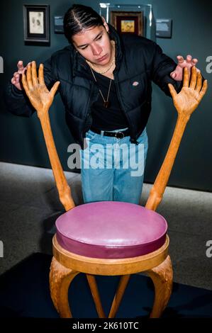 Londra, Regno Unito. 11 ottobre 2023. Un rappresentante della galleria ...