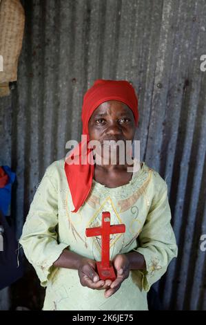 KENYA, Nairobi, Kibera slum, chiesa libera o pentecostale chiesa di ...