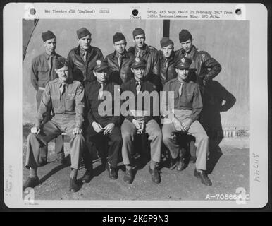 Un equipaggio del 379th Bomb Group posa di fronte A Un Boeing B-17 ...