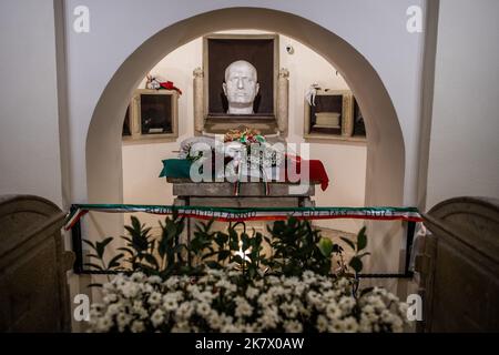 La tomba di Benito Mussolini a Predappio. Emilia Romagna. Italia Foto ...