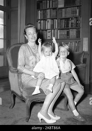 Skaugum 19580727. Principessa Ragnhild Lorentzen con i bambini ...