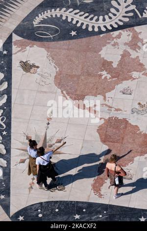 EYRIEAL VIEW, WORLD MAP: Turisti sulla mappa del mondo Rose Compass ...