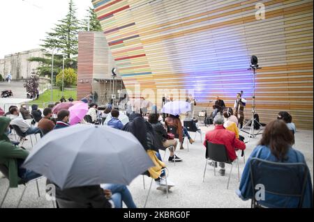 La gente guarda Una band di strada italiana suonare nei pressi del ...