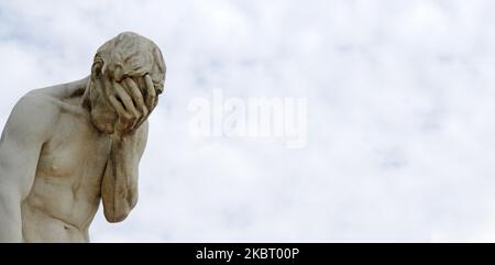 Facepalm - vergogna, triste e depresso. Statua con testa in mano Foto ...