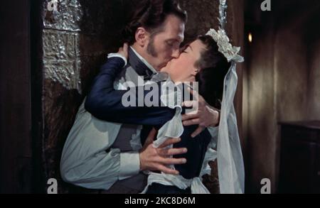STATI UNITI. Valerie Gaunt e Peter Cushing in una scena dal (C)Warner ...