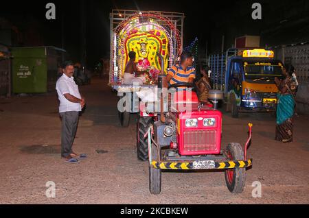 I devoti indù Tamil scortano un idolo di Lord Ganesha (Lord Ganesh) attraverso le strade durante ...