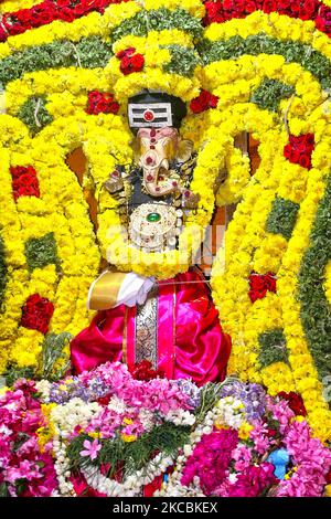 I devoti indù Tamil scortano un idolo di Lord Ganesha (Lord Ganesh) attraverso le strade durante ...