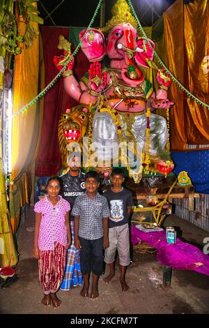 I devoti indù Tamil con grandi idoli di argilla di Lord Ganesha (Lord Ganesh) attaccati ai ...