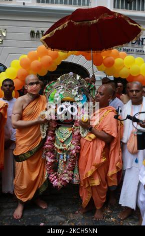 I sacerdoti del tempio e i devoti indù trasportano un idolo di Lord Jagannath come gesto ...