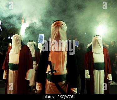 I devoti prendono parte a rituali di lutto per commemorare Ashura a Istanbul, in Turchia, il 17 ...