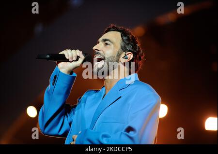 Marco Mengoni canta sul palco-milano san siro durante il concerto ...