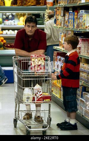 Charlie Sheen e Angus T. Jones Foto stock - Alamy