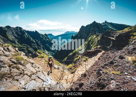 Descrizione: Donna con trekking zaino lungo sentiero escursionistico ...