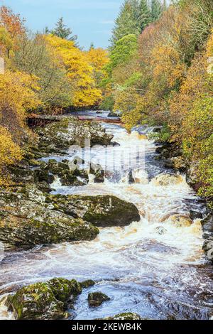 Il Black Water River (che drena Glen Shee come Shee Water) in autunno a ...