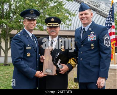 Il col. Joshua Yerk, 436th ingegnere civile comandante Squadron, a ...