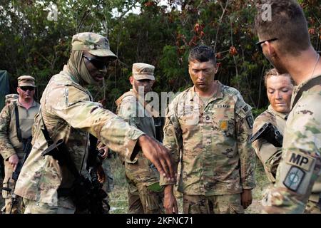 I soldati statunitensi con 2nd Platoon, 58th Military Police Company ...