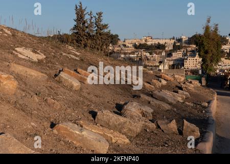 Antiche tombe ebraiche nel “Cimitero di Sambosky” situato a Wadi al ...