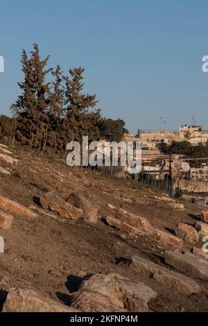 Antiche tombe ebraiche nel “Cimitero di Sambosky” situato a Wadi al ...