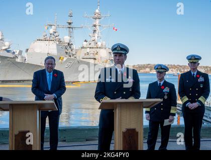 Morsa ADM. Angus Topshee, comandante della Royal Canadian Navy, parla a ...