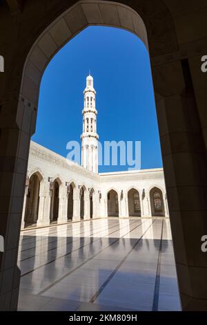 MUSCAT, OMAN - 15 NOVEMBRE 2022: Grande moschea del Sultano Qaboos ...