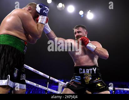 Thomas Carty (a destra) e Pavlo Krolenko nel campo del peso pesante all ...